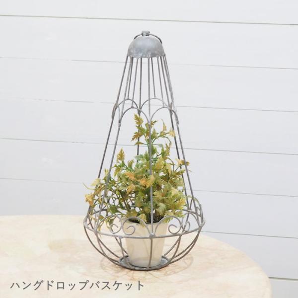 ●ハングドロップバスケット●優雅なラインが印象的な、アイアン製のディスプレイバスケット。繊細な曲線装飾と、やさしいアンティーク仕上げ。色ムラやかすれが、長い時を経たような味わいを感じさせ、どこか懐かしい雰囲気をまとっています。●グリーンをふ...