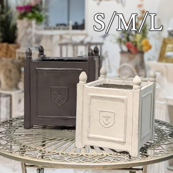 ●シャトーポット●脚付きで水捌け・通気性もより良くなった、ファイバーセメントシリーズ。重厚感のある佇まいが魅力のスクエアポットです。（底穴あり）●ヨーロピアンテイストのレリーフ装飾と四隅にあしらったクラシカルなフィニアルが、庭や玄関、ベラン...