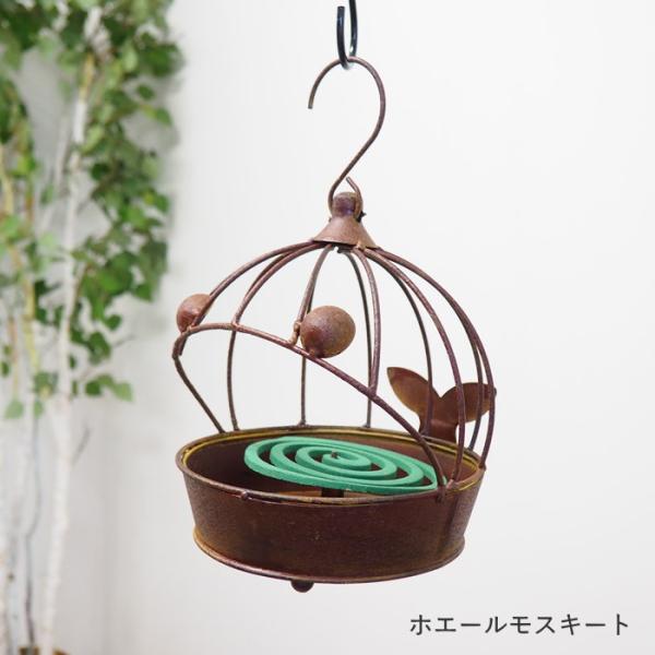 ●ホエールモスキート●かわいらしいくじらモチーフの蚊取り線香ホルダー。ナチュラルなブリキ素材とアンティーク調の風合いが魅力のインテリアアイテムです。●吊り下げても、置いても使える便利な2WAY仕様で、玄関やベランダ、庭先、キャンプなどさまざ...