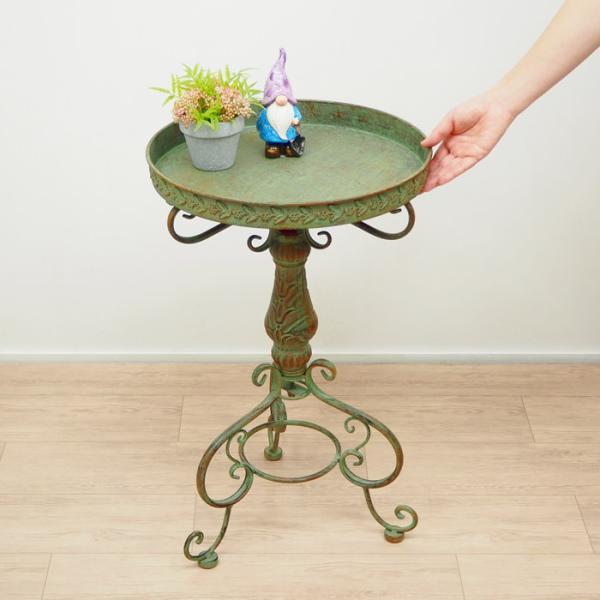 ●フラワーテーブル●アンティーク調のデザインが魅力的なアイアン製のフラワーテーブルです。●上品な装飾と落ち着いた色合いが、お庭やベランダ、玄関先の雰囲気を一層引き立てます。●お気に入りの鉢植えや花瓶を置けば、華やかなディスプレイに早変わり。...