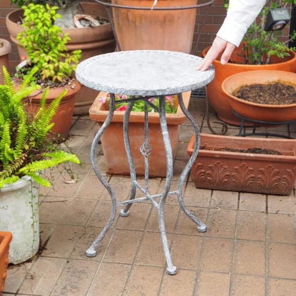●シャビーリーフテーブル●繊細なリーフ模様があしらわれた天板が印象的なアイアン製のガーデンテーブルです。●シャビーシックな風合いのペイントが施され、アンティーク感漂う仕上がり。ナチュラルガーデンやアンティーク雑貨とも相性抜群です。●コンパク...