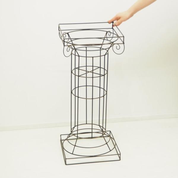 ●フラワースタンドコラム●お部屋や玄関先を華やかに演出する、クラシカルなアイアン製フラワースタンドです。●高さのあるデザインで、鉢植えやアレンジメントを美しく引き立て、空間に立体感と上質な雰囲気をプラスします。●繊細な装飾がほどこされたデザ...