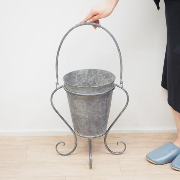 ●ハンドルシャビーポット●持ち手付きの、アンティーク風プランターポットです。●ハンドルの接続部分が固めにつくられているので、持ち上げた状態をキープしてご使用いただけます。●シンプルなアイアンの質感がお花や植物のグリーンと引き立て合い、ご自宅...