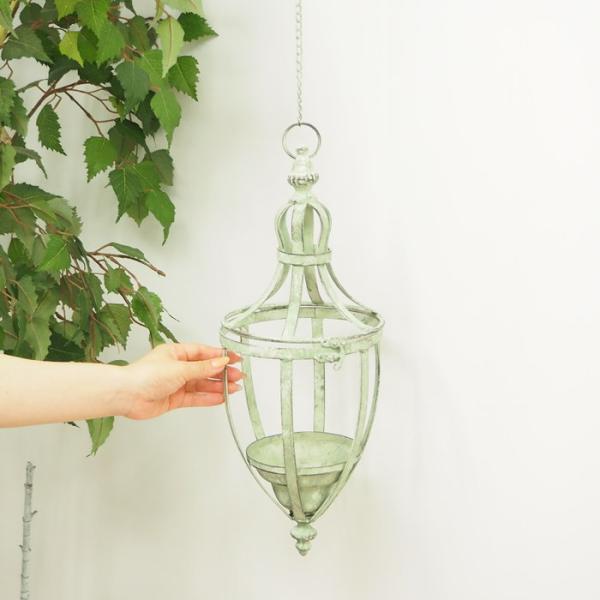 ●ハングキャンドルミントグリーン●アンティーク調のおしゃれなキャンドルホルダーです。チェーンフック付きなのでさまざまな場所で吊り下げて使用できます。●インテリアやガーデンのオブジェとして飾ったり、エアプランツや小さな鉢植え、造花などを飾って...