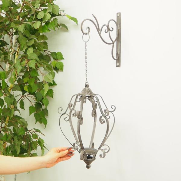 ●キャンドルホルダー＆ブラケット●アンティーク調のおしゃれなキャンドルホルダーとブラケットのセットです。●インテリアやガーデンのオブジェとして飾ったり、エアプランツや小さな鉢植え、造花などを飾っても素敵です。●全体に擦れや錆風のペイントを施...