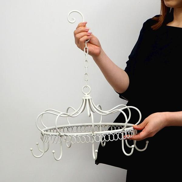 ●アイアンハンガーフック●アイアン製、吊り下げタイプのラウンド型ハンガーフック。●お気に入りの小物を飾ればサークルオブジェの完成です。調理器具やメモを吊るして、見せる収納に使っても♪●浮かす・吊るす、置かないことで空間を有効活用。●機能的で...
