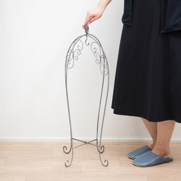 ●ミニハンギングスタンド●アイアンのやわらかな曲線とアンティーク風の質感がポイントのフラワースタンドです。●フックにプランターや小物を吊り下げて、華やかな空間を演出します。●シャビーな色味がグリーンやお花の鮮やかなカラーと相性バツグン。●ガ...