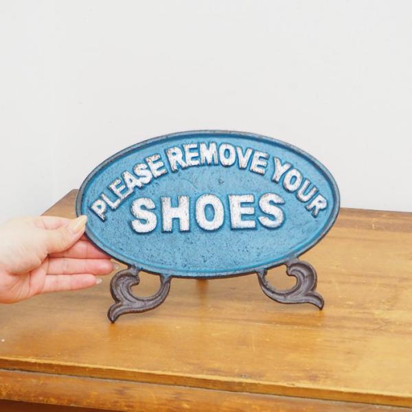 ●リムーブシューズプレート●玄関でやさしく伝える、英語のマナーサイン。日本ならではの“靴を脱ぐ文化”を、さりげなく伝えられるサインプレートです。●「Please remove your shoes」の一言で、訪問者に清潔な空間づくりをやさし...
