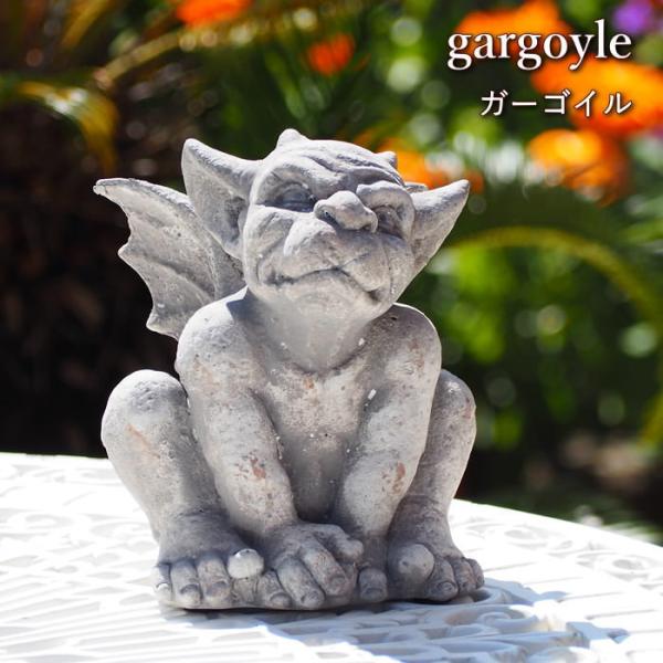 ●ガーゴイル●ちょこんと座り、いたずらっぽい表情で見つめてくる小さなガーゴイル。どこか愛嬌のある姿は、怖さよりも親しみやすさを感じさせてくれます。●アンティーク調のセメントの質感が、植物や土の風合いと自然に溶け込み、静かで落ち着いた空間を演...