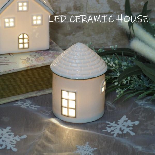 ●LEDセラミックハウス シェッドD L●シンプルなデザインが魅力のハウス型ライトです。ホワイトカラーのセラミック素材で作られており、どんなインテリアにも自然と馴染みます。●LEDライトを灯すと、小さな窓から柔らかい光が漏れ出し、幻想的な雰...