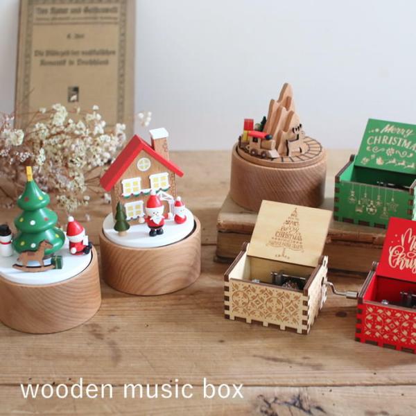 ●木製オルゴール●木の温もりを感じるクリスマスデザインのオルゴールが心を癒やすメロディーを奏でます。●回転するツリーやサンタのミニチュアが愛らしく、インテリアにもぴったり。手回しタイプのオルゴールは、ノスタルジックな音色でクリスマスの特別な...