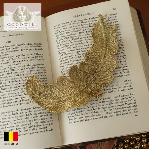 黄金の羽をモチーフにしたオーナメントです。オーナメントのテーマは『ノーブル・クリスマス』。豪華絢爛なヨーロッパの宮殿を彷彿とさせるエレガンスでラグジュアリーなデザインが魅力です。まるでおとぎの世界から飛び出してきたかのような荘厳な佇まいで重...