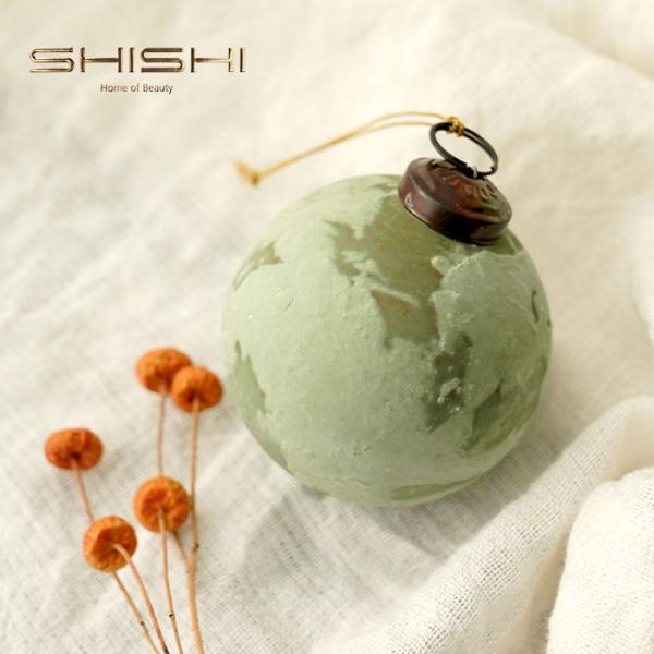 アンティーク感漂うグリーンボールのオーナメント。長い時を経てきたかのような趣のある質感と、少し錆びたような風合いの塗装がとてもおしゃれですね。落ち着いたカラーのボールオーナメントはツリーのコーディネートの引き締め役にぴったり。また、クリスマ...