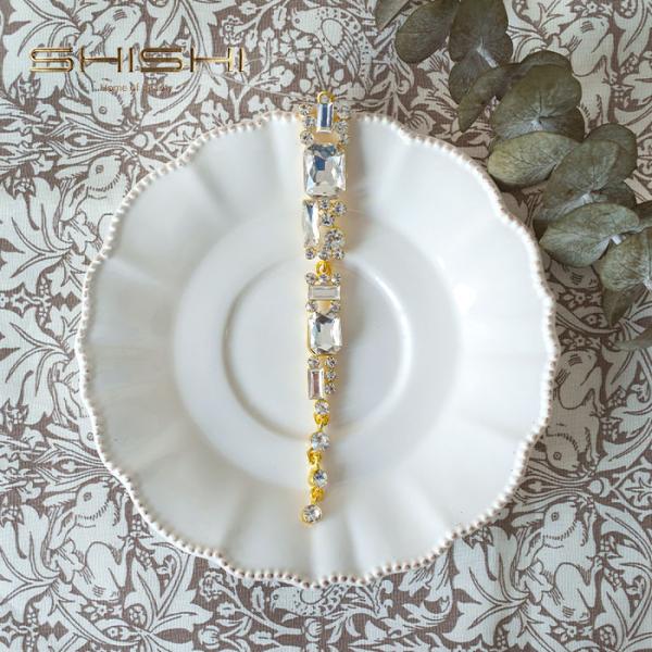 大きさやデザインの異なるラインストーンが贅沢に連なったオーナメント。まるで宝石のような華やかさと存在感を感じられるデザインで、クリスマスツリーに飾るとキラキラと煌めきリッチな気分にさせてくれます。イルミネーションの光だけでなく、日の光でも違...