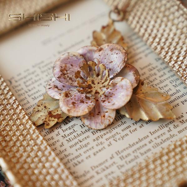 アネモネの花をモチーフにしたオーナメント。長い時を経てきたかのような趣とメタルの質感が魅力です。錆びたような風合いの塗装がとてもおしゃれです。どこか懐かしさや温もりを感じる白いアネモネの花言葉は「真実・希望・期待」。わたしたちを明るく前向き...