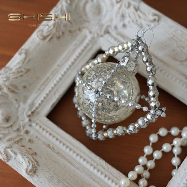 どこかアンティークな雰囲気が漂うボールオーナメント。中央にある罅（ひび）模様のガラス玉がゆらゆらと優しく揺れるのが特徴です。シンプルかつおしゃれなデザインなので、クリスマスツリーに飾ると程よい存在感を放ちます。シックで洗練された空間を演出し...