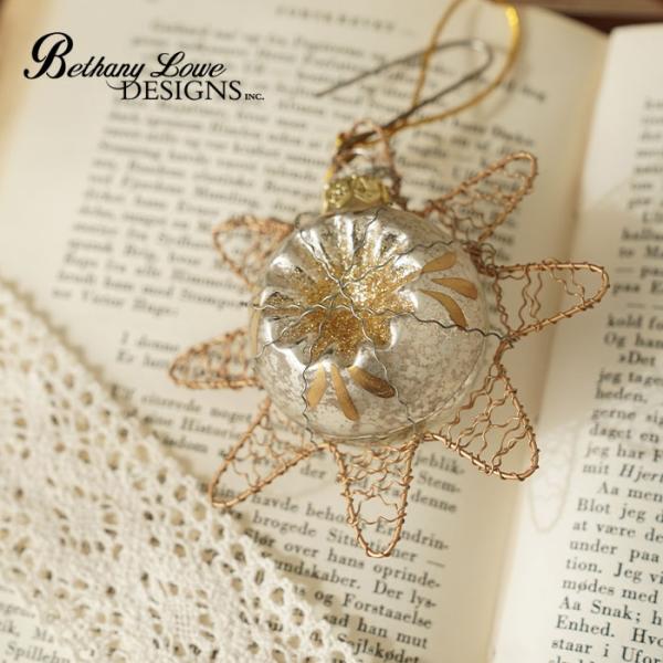 ヴィンテージ風のワイヤースターオーナメントです。エレガントなゴールドボールオーナメントと星型のワイヤークラフトが融合したおしゃれなオーナメントです。ぱっと目を引く華やかさがありつつもどこかノスタルジックな雰囲気が漂う素敵なデザインに仕上がっ...