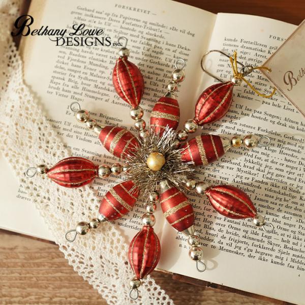 中心から放射線状に放たれた光を模したスターバーストオーナメント。星の各辺に描かれているゴールドグリッターのラインが良いアクセントとなり、より煌びやかな印象を与えてくれます。ぱっと目を引く華やかさがありつつもどこかノスタルジックな雰囲気が漂う...