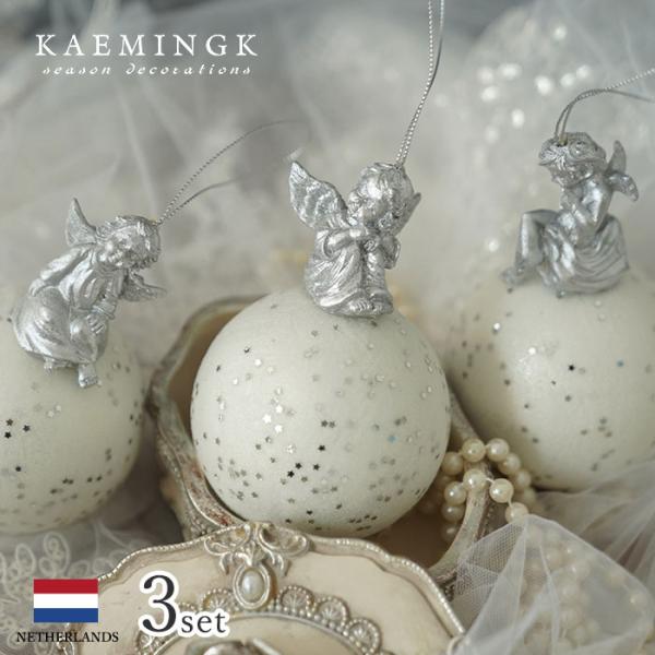 クーゲルの上でくつろぐ可愛らしい天使のオーナメントです。ホワイトボールにはラメが散りばめられていて、見る角度によってキラキラと輝きを放ちます。シルバーとホワイトの組み合わせが清楚で洗練された雰囲気を纏い、ツリーを上品に仕上げてくれるフェミニ...