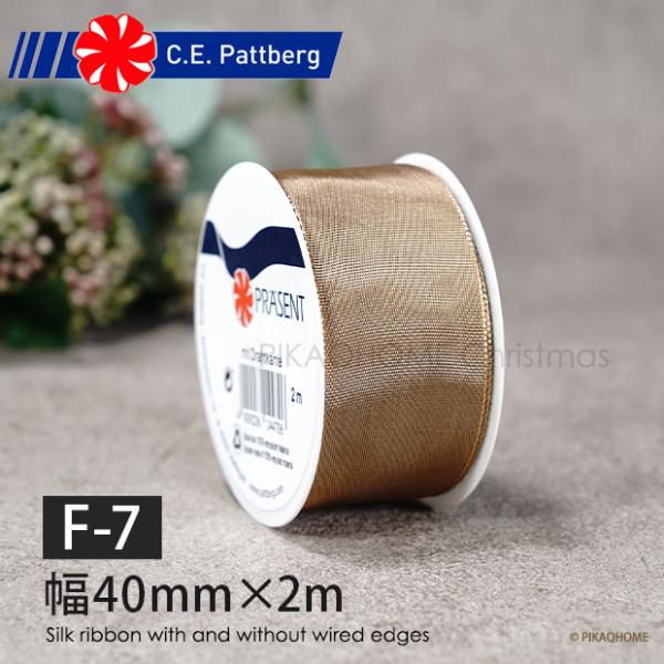 深みのある色合いが女性らしくクラシカルな印象を与えてくれる、アンティークカラーのリボン（40ｍｍ）です。今年の秋冬のトレンドにもなっている、くすみカラー。派手すぎず上品な雰囲気をまとった大人カラーのリボンは、コーディネートに洗練された華やか...