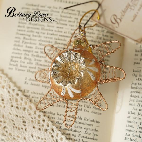 ヴィンテージ風のワイヤースターオーナメントです。エレガントなホワイトボールオーナメントと星型のワイヤークラフトが融合したおしゃれなオーナメントです。ぱっと目を引く華やかさがありつつもどこかノスタルジックな雰囲気が漂う素敵なデザインに仕上がっ...