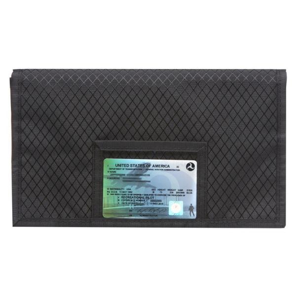 日本用サイズのログブックケースです。カラー：ブラック外寸サイズ：横19,5cm×縦31,5cm広げた状態の寸法・横39cm X 縦31,5cm内寸サイズ：横16cm×縦26,5cmこの豪華なパイロットログブックケースは、ログブック（およびそ...