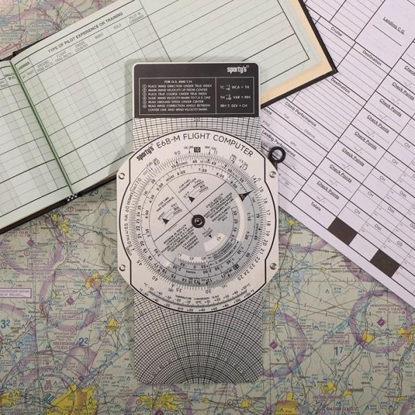 サイズは24センチ x 12センチ保護用のビニール スリーブ説明書が付属しています。包括的な計算のための両面汎用性WhizWheelサイド：時間、距離、速度、燃料消費量、真対気速度などの問題に取り組みます。WhizWheelを使えば、単位の...