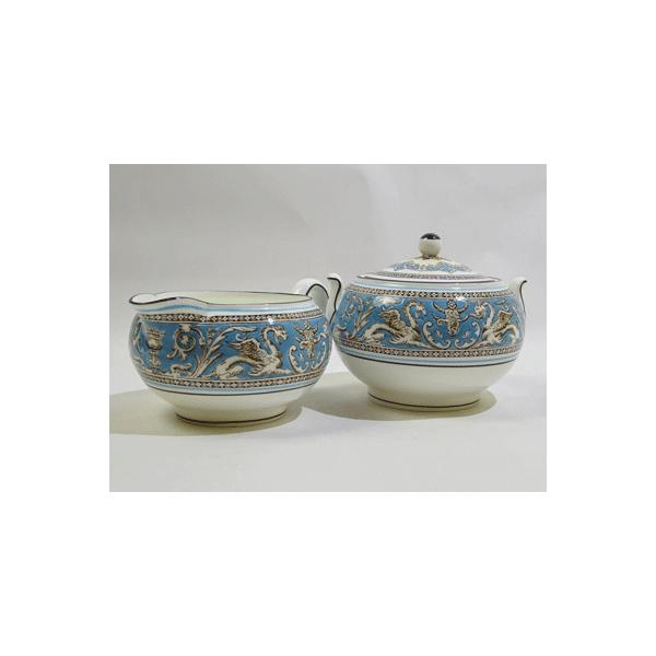 ■Wedgwood(イギリス)■海外直輸入USED品■シュガーポット１個、クリーマー１個の２点セット■シュガー　口径：６．５ｃｍ　幅：１２ｃｍ　高さ：９．５ｃｍ　容量：３００ｃｃ■クリーマー　口径：１０ｘ７．３ｃｍ　幅：１４ｃｍ　高さ：６．...