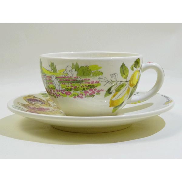 南フランスの風情を感じさせるカップ＆ソーサー。カップにはレモンや収穫する人々。背景にはプロヴァンスの豊かな風景。ソーサーにはラベンダーやミモザなど土地の花が描かれ、テーブルに穏やかさと華やかさをもたらしてくれる品です。フレーバーティーやハー...