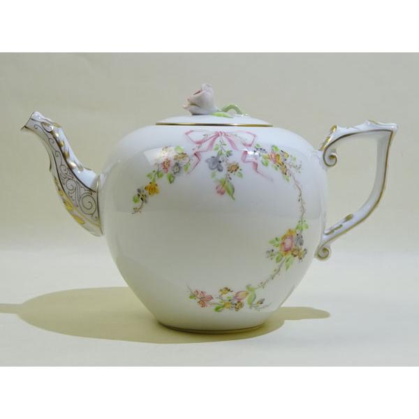 花や蝶が細密に描かれリボンが優雅さを添えている品です。全体的に淡いトーンの色合いはテーブルで馴染みやすく蓋の薔薇のつまみが上品な優美さを添えている品です。■新品■HEREND(ハンガリー)■商品番号：20606-0-09/EDENP■素材：...