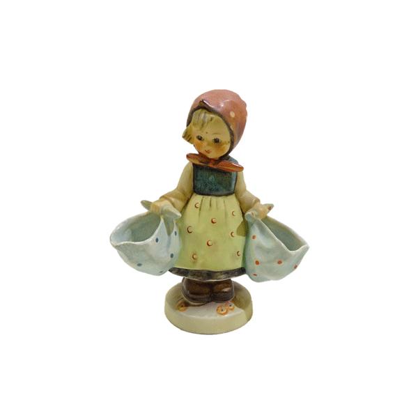 黄味がかったエプロンに薄い赤茶のスカーフ。手にはそれぞれブルーとオレンジのドットが付いた袋を持った女の子のフィギュリン。■GOEBEL/HUMMEL■海外直輸入USED品■陶器製■商品番号175■フィギュリン/フィギュア■高さ：約１４ｃｍ■...