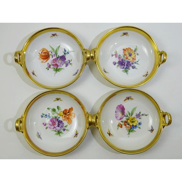 ・中央にはカラフルな花束、縁には厚めのゴールドが塗られた比較的浅めのボウル４枚セットです。ボウルの両脇には取っ手がついていてレアなシェイプとなっています。■海外直輸入USED品■KPMベルリン（ドイツ）■1870-1945年■ハンドペイント...