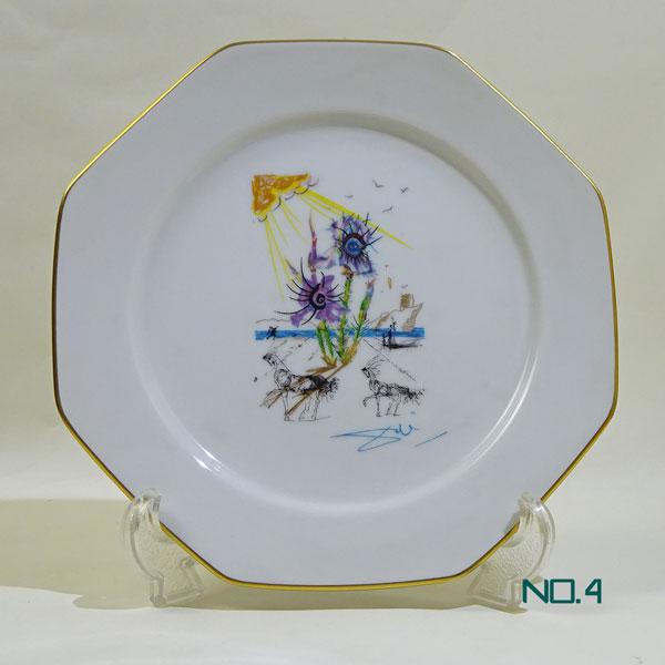 ・トルコのお守りを思わせるようなふたつの目。何角獣なのか馬なのかわからない不思議な動物が砂浜を歩き、その先には船が浮かんだ水色の海。そこに降り注ぐ陽光がデザインされた作品です。(1981年に1000枚限定で制作された品)■Royal Cop...