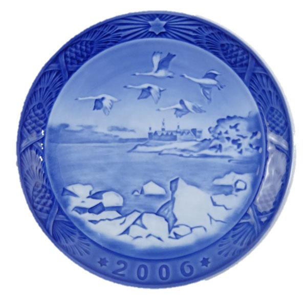 全体的に色が薄めのプレート。デンマークの歴史あるKronborg城とそれを守るかのように飛ぶシーガルが印象的な品です。■海外直輸入USED品■Royal Copenhagen「Kronborg Castle」■直径：１８ｃｍ・裏面に紐通し穴...