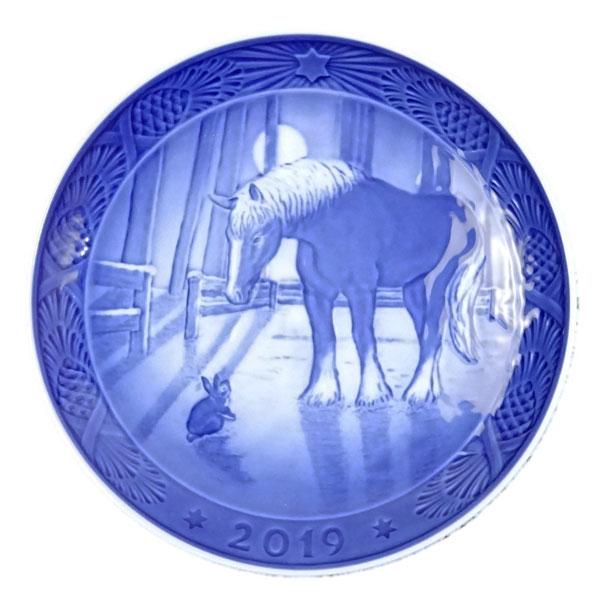 ■Royal Copenhagen■Meeting in the Paddock■商品番号：1027-165■直径：１８ｃｍ■飾り皿■裏面に紐通し穴２箇所■企画デザイン：ロイヤルコペンハーゲン(デンマーク)■製造：タイ　■ブランド箱付※箱の...