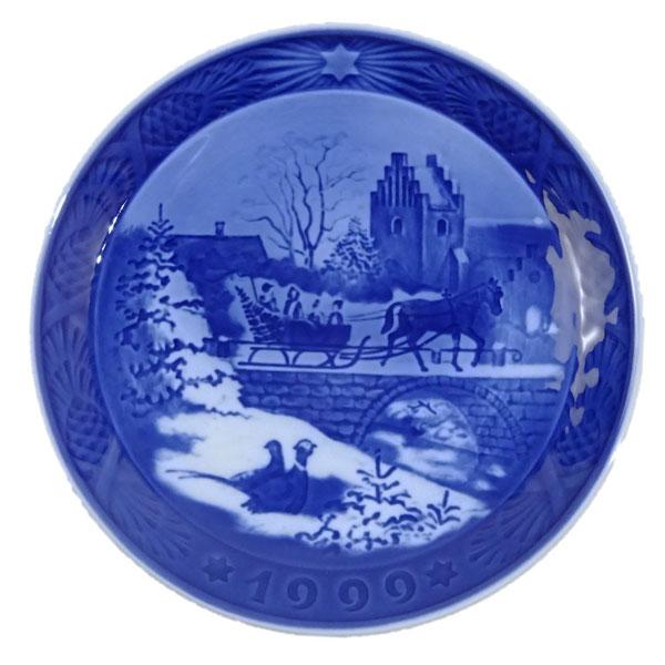 家族がソリでツリーを運ぶ懐かしい時代の情景が描かれた品。世紀が変わる前の記念すべき1999年のプレートです。■新品■Royal Copenhagen(デンマーク)■The Sleigh Ride■直径：１８ｃｍ■裏面に紐通し穴２箇所■ブラン...