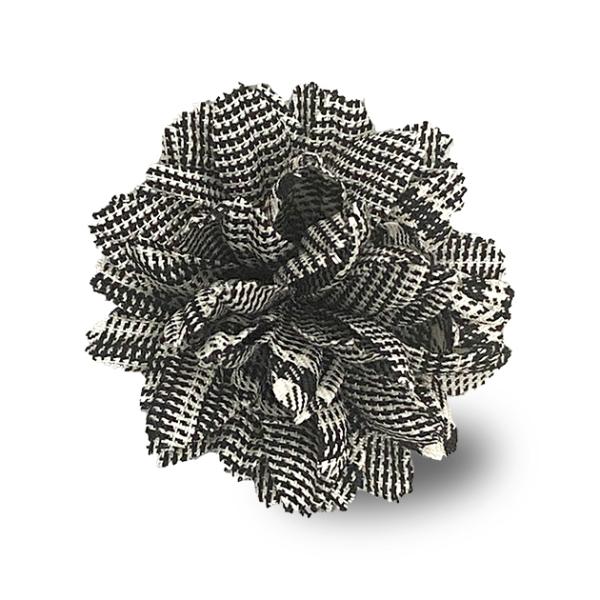 日本最高のシャツ縫製メーカー所蔵シャツ地を使用したブートニエール。インポート、国産の高級シャツ地を加工し作成しました。ジャケットやコート、ニットやバッグのチャームにもご利用いただけます。サイズ：約30mm※１点１点手作りで作られてますので掲...