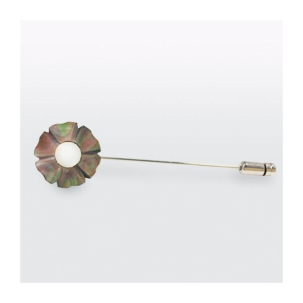 黒蝶貝をベースに白蝶貝パーツを合わせたラペルピンです。サイズ：20mm（ケース付）貝製品は、天然素材のため輝きが均一ではありません。また、１点１点手作りで作られてますので掲載写真と多少の違いがございます。製品不良ではございませんので、予めご...