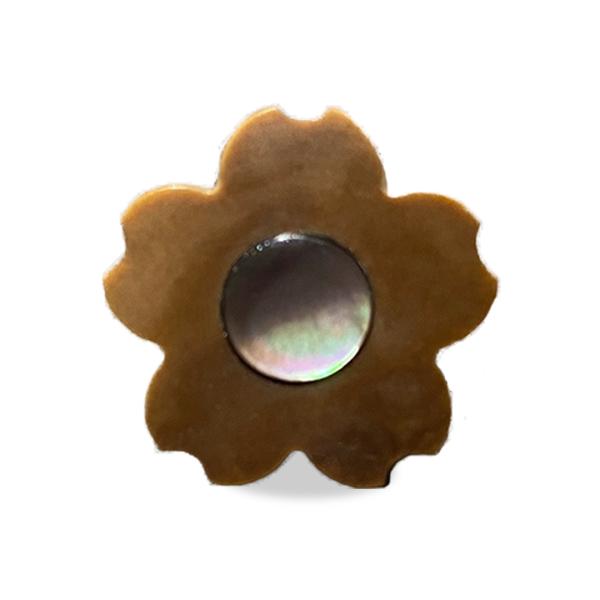 「コロッゾ・ナット」（経年5０年）で作られたブートニエールです。コロッゾ・ナットはタグア椰子の種子であり植物油分を多く含んでいることで経年変色が起こります。ビンテージナットは長い年月（１０／３０／５０年）により自然変色したものをそのまま利用...