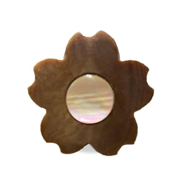 「コロッゾ・ナット」（経年5０年）で作られたブートニエールです。コロッゾ・ナットはタグア椰子の種子であり植物油分を多く含んでいることで経年変色が起こります。ビンテージナットは長い年月（１０／３０／５０年）により自然変色したものをそのまま利用...