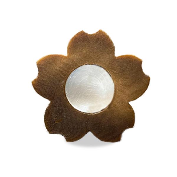 「コロッゾ・ナット」（経年5０年）で作られたブートニエールです。コロッゾ・ナットはタグア椰子の種子であり植物油分を多く含んでいることで経年変色が起こります。ビンテージナットは長い年月（１０／３０／５０年）により自然変色したものをそのまま利用...