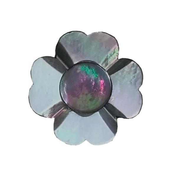 当社オリジナルのハグレースです。メンズはシャツの一番上のボタンにだけ着けてネクタイの代わりにしたり、カフスのようにポイント使いをしてもおしゃれです。レディースは、ネックレスやイヤリングだけではちょっと物足りない時に、ブラウスに着けると華やか...