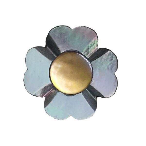 当社オリジナルのハグレースです。メンズはシャツの一番上のボタンにだけ着けてネクタイの代わりにしたり、カフスのようにポイント使いをしてもおしゃれです。レディースは、ネックレスやイヤリングだけではちょっと物足りない時に、ブラウスに着けると華やか...