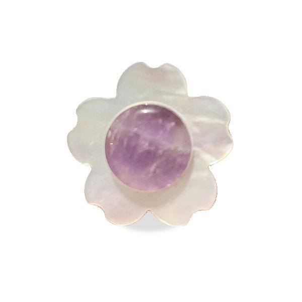 高貴な色を表す紫色をしたアメジストは霊性の高い石とされ、マイナスのエネルギーをプラスに変える効果があるといわれています。第六感を高めて、邪悪なものから身を守るお守りとしての効果も期待でき、「愛の守護石」として大切な人との心の絆を深め、真実の...