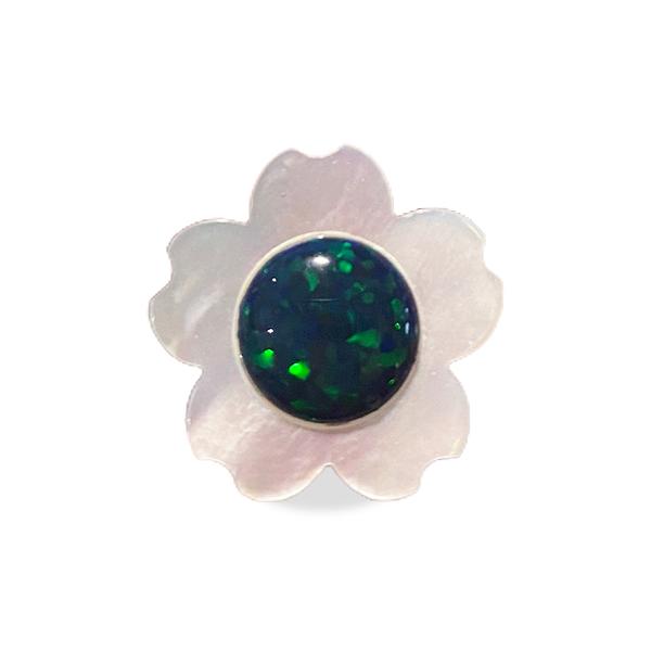 白蝶貝と京都オパールを使用したブートニエール。センターパーツの京都オパール(※1)は、眺める角度、光の当たり具合よって煌めきに変化をもたらします。胸元を一層華やかにしてくれるアイテムに間違いなし！深みのあるグリーンのベースカラーです。ジャケ...