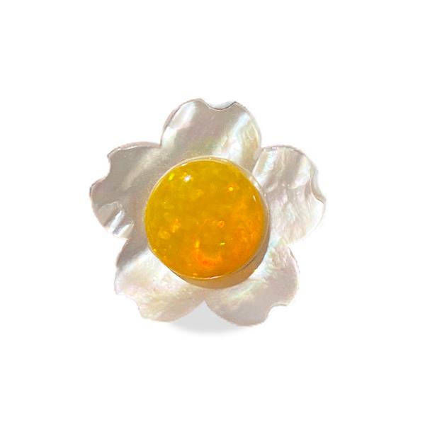 白蝶貝と京都オパールを使用したブートニエール。センターパーツの京都オパール(※1)は、眺める角度、光の当たり具合よって煌めきに変化をもたらします。胸元を一層華やかにしてくれるアイテムに間違いなし！これからの季節のジャケットコーディネートにピ...