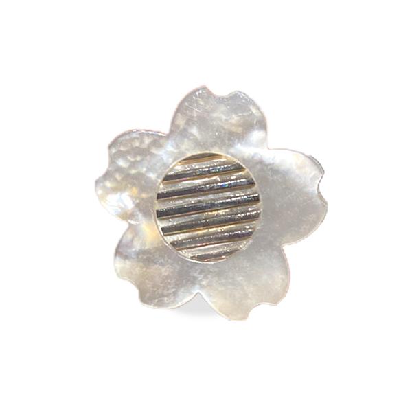 白蝶貝をベースに黒蝶貝パーツを合わせたブートニエールです。サイズ：20mm（ケース付）貝製品は、天然素材のため輝きが均一ではありません。また、１点１点手作りで作られてますので掲載写真と多少の違いがございます。製品不良ではございませんので、予...