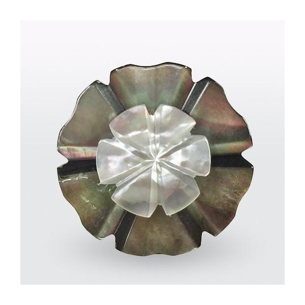 黒蝶貝をベースに白蝶貝パーツを合わせたブートニエールです。サイズ：20mm（ケース付）貝製品は、天然素材のため輝きが均一ではありません。また、１点１点手作りで作られてますので掲載写真と多少の違いがございます。製品不良ではございませんので、予...