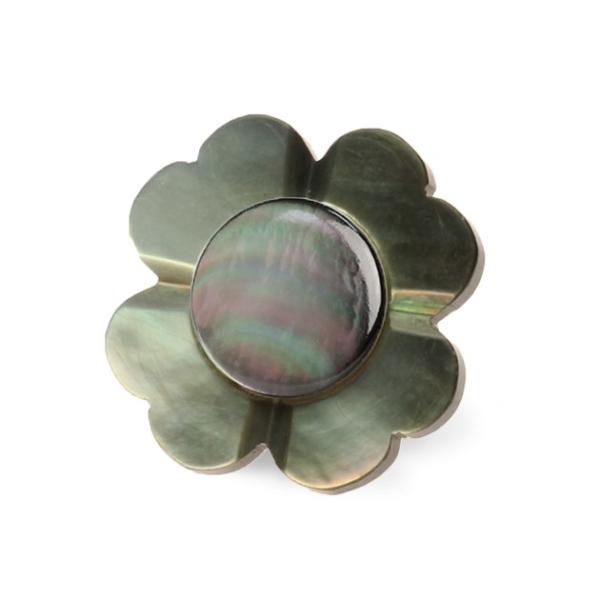 黒蝶貝パーツの四つ葉ブートニエールです。センターパーツに同じ色の黒蝶貝センターパーツを組み合わせています。サイズ：20mm（ケース付）※貝製品は、天然素材のため輝きが均一ではありません。また、１点１点手作りで作られてますので掲載写真と多少の...