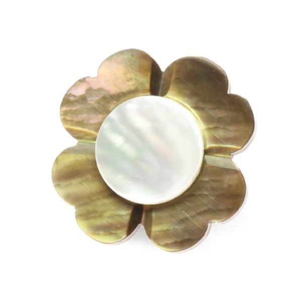 茶蝶貝パーツの四つ葉ブートニエールです。センターパーツに白蝶貝センターパーツを組み合わせています。サイズ：20mm（ケース付）※貝製品は、天然素材のため輝きが均一ではありません。また、１点１点手作りで作られてますので掲載写真と多少の違いがご...